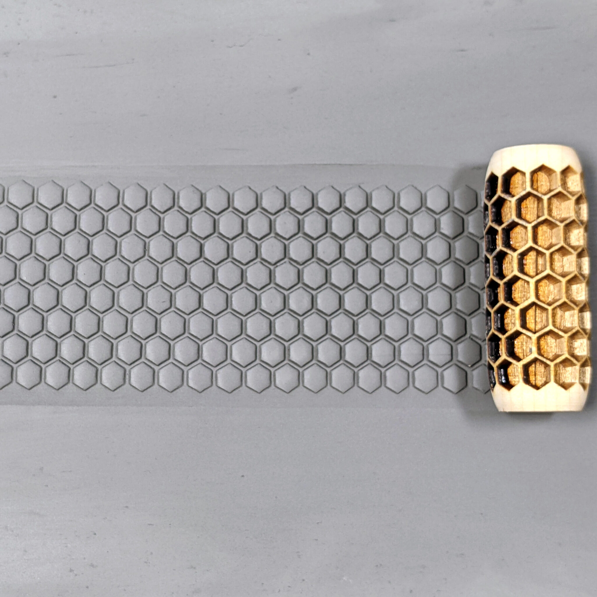 Socwell SD2208 Hand Roller - Big Honey Comb | Clay King